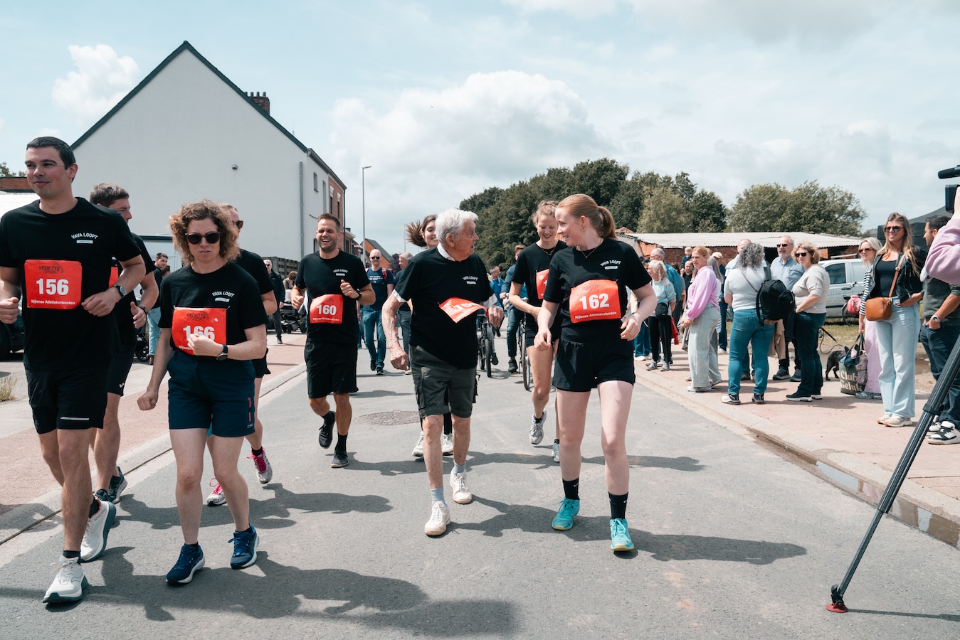 Oud-sportleerkracht Jan Anthonis (91) verrast tijdens halve marathon in ...