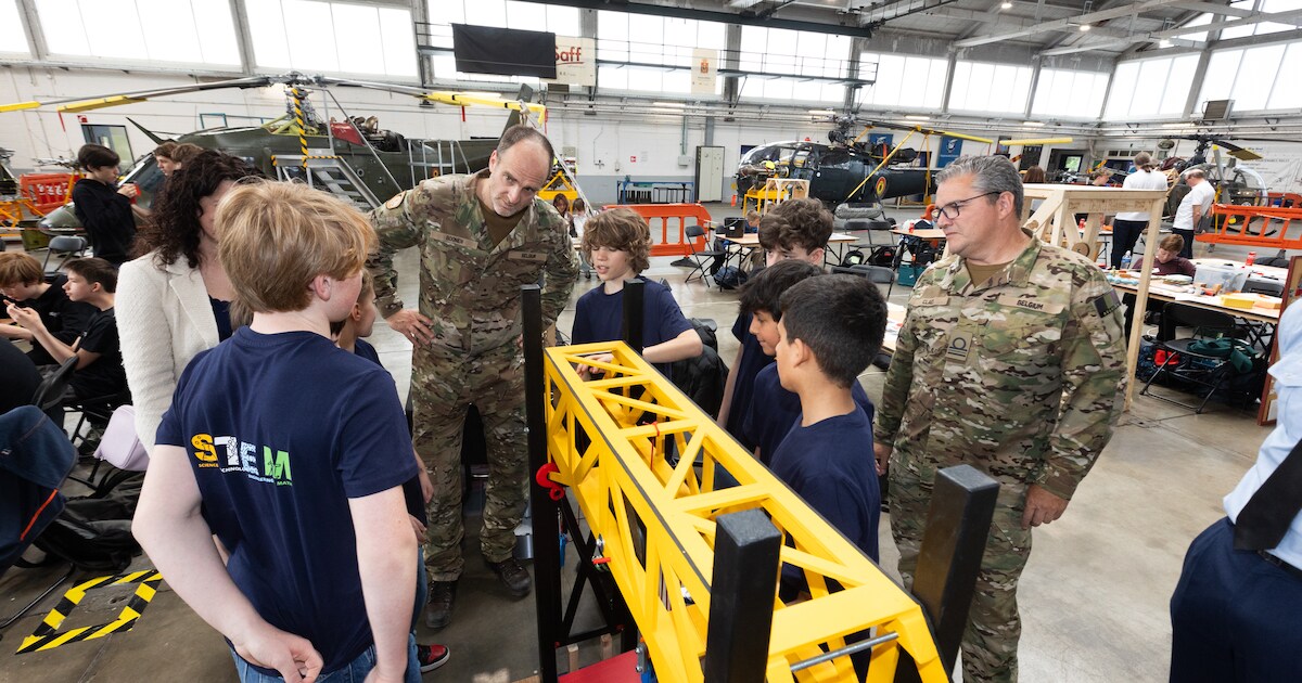 Een kraan bouwen tussen legerhelikopters: STEM-Tornooi Youth vindt voor ...