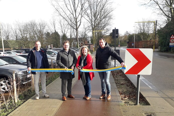 Vernieuwde Kleistraat en Oever officieel geopend | Aartselaar | hln.be