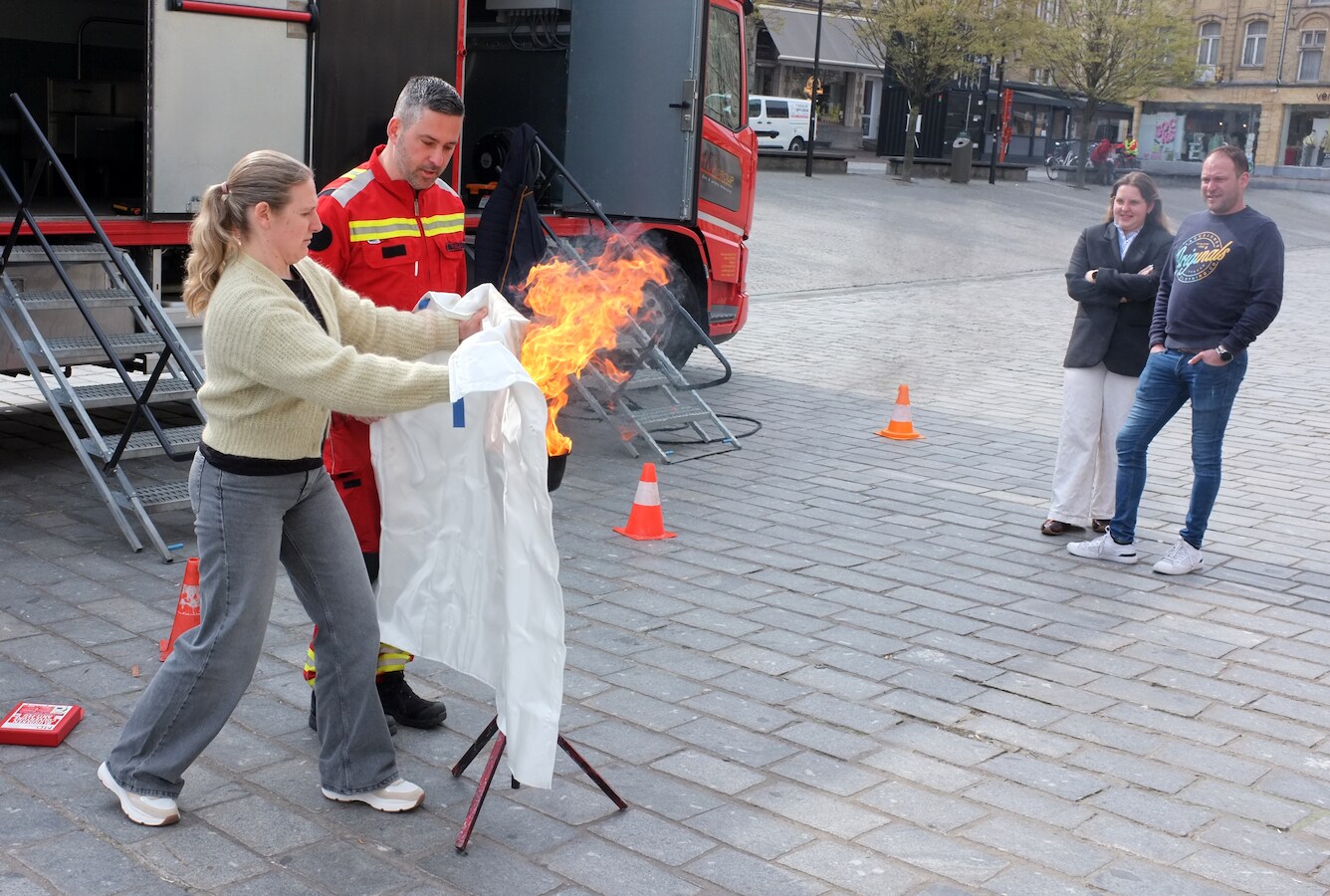 Restaurantpersoneel Dépot leert brand blussen: “Water op een brandende ...
