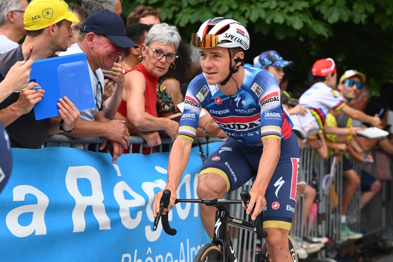 Remco Evenepoel blikt nog eens terug op bewogen 2025: "Een bericht ...