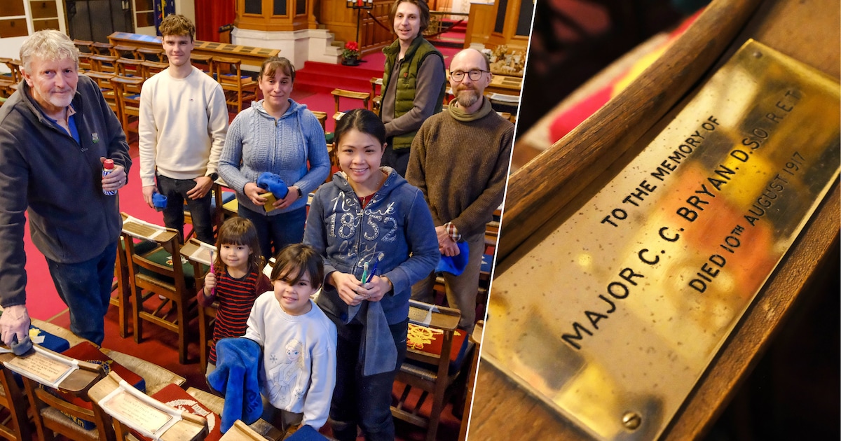 Britten en Belgen poetsen samen herdenkingsbordjes op in het Engels ...