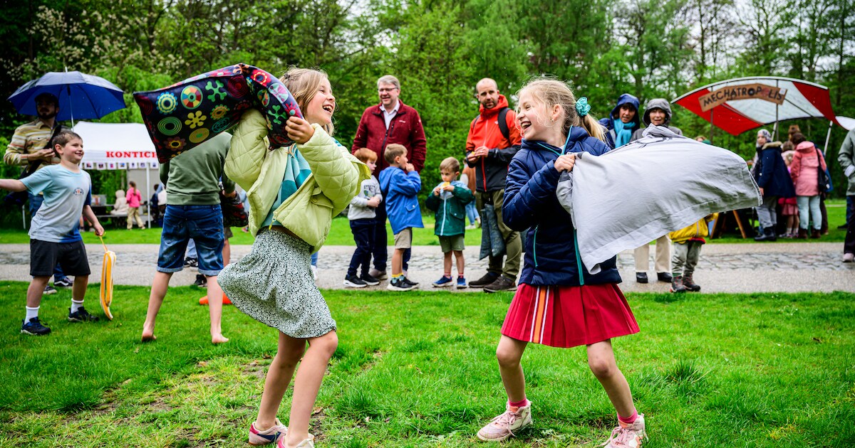 Door weer en wind: kinderen gaan helemaal los tijdens kussengevecht in ...