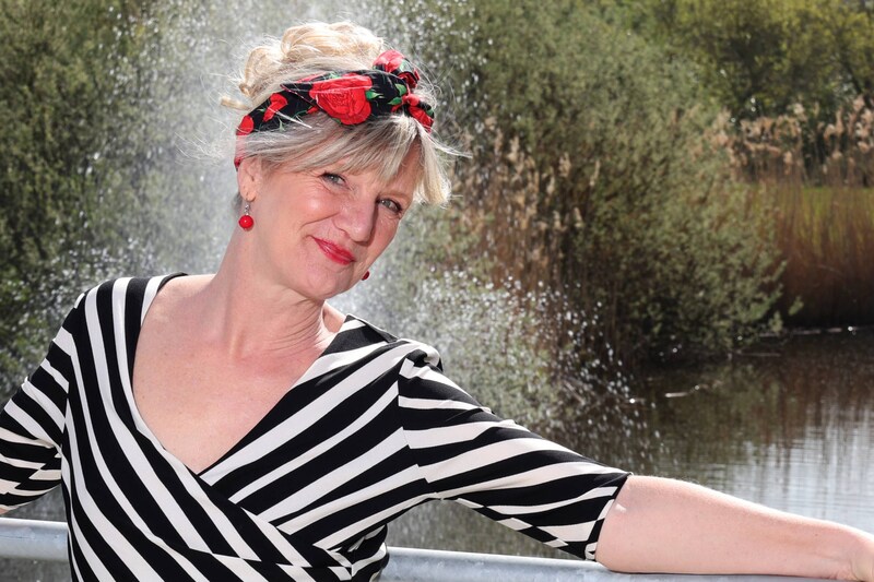 Nicoline Dossche (55) maakt tv‑rentree in ‘Familie’, waar haar man de ...