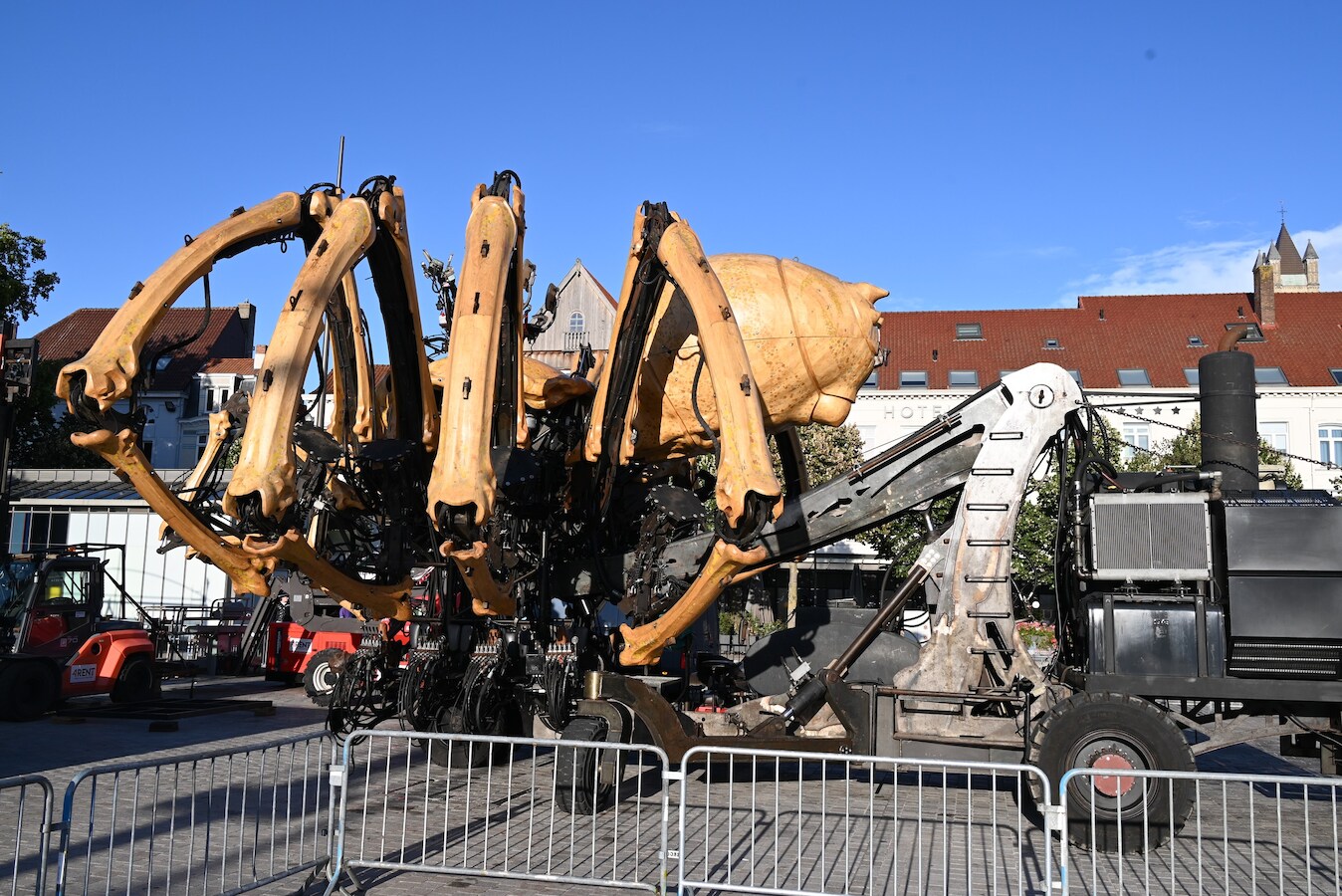 KIJK. Reuzespin van 37 ton voor openingsweekend BRUSK krijgt nu al heel ...