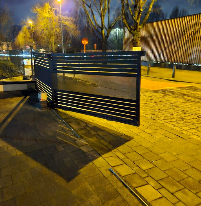 KIJK. Storm Louis veroorzaakt schade in Melsele: poort uit de grond ...