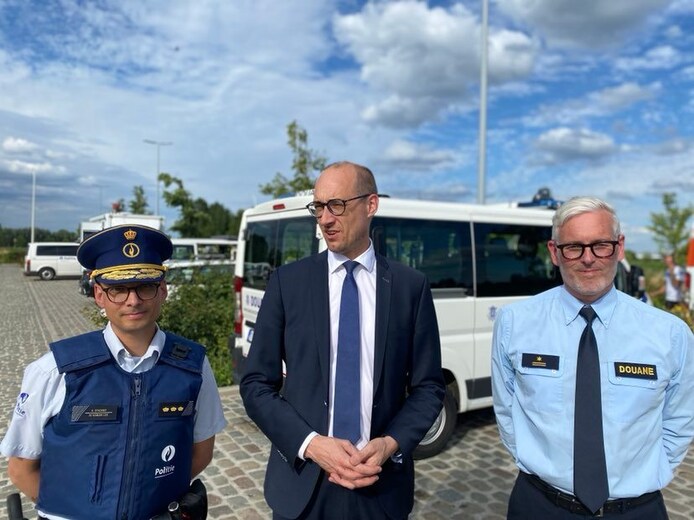 Minister Van Peteghem woont grootschalige verkeerscontrole in De Pinte ...