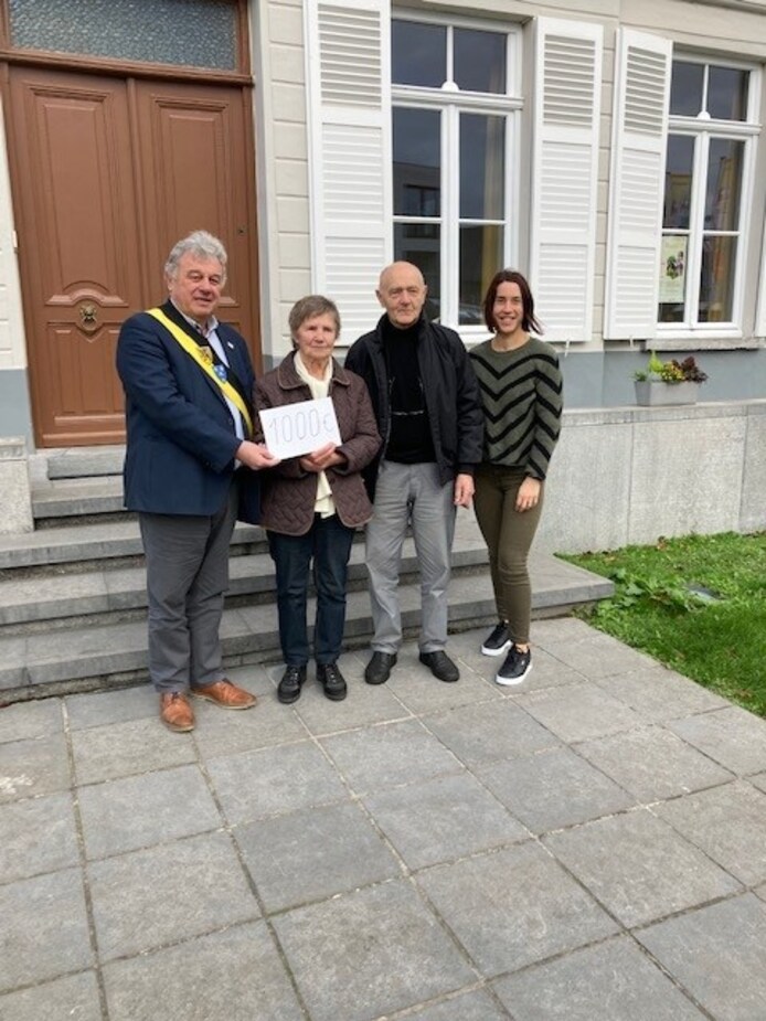 S-Plus Eernegem schenkt 1000 euro aan de Ichtegemse sociale kruidenier ...