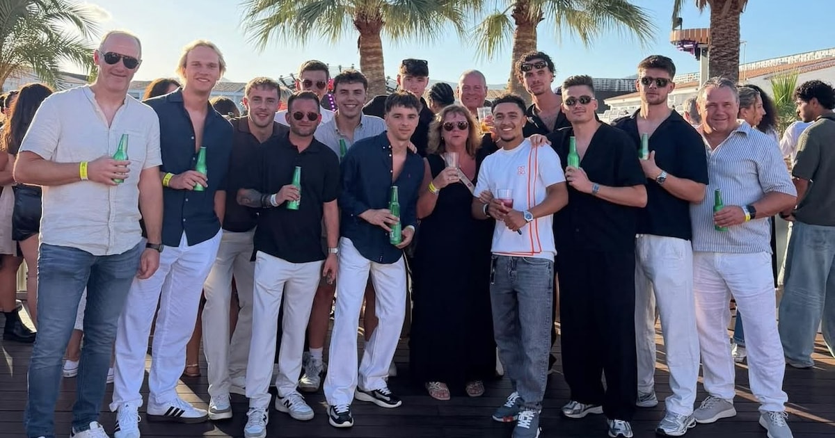 Spelers van Ninove B vieren promotie op Ibiza, voorzitter Gunther Van ...