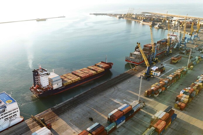 Schip met 102 containers met mogelijk gevaarlijk afval in Albanese ...