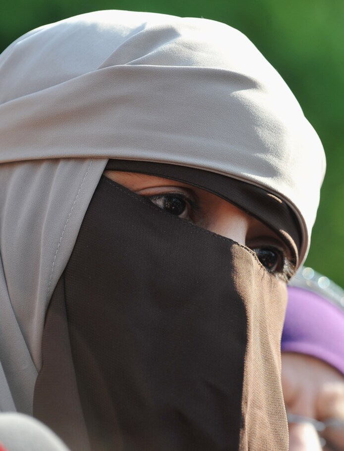 Boerka en niqab verboden in Frankrijk, al twee vrouwen opgepakt ...