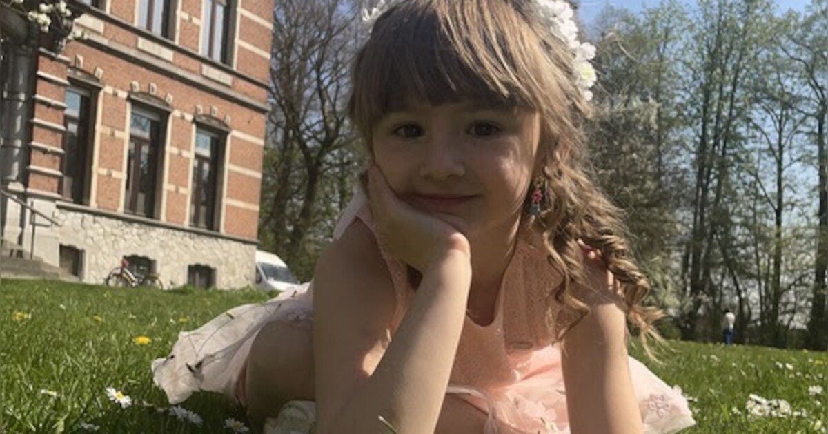 Alizée uit Gent doet haar eerste communie | Gent | HLN.be