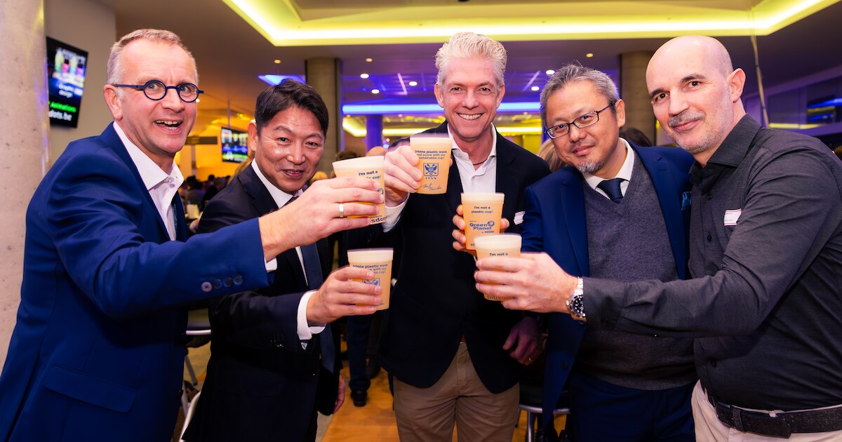 STVV neemt als eerste Belgische voetbalclub bio-afbreekbare bekers in ...
