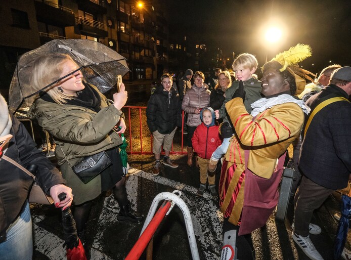 Sint-Maarten komt ondanks vele regen aan in Ieper: “We vonden een speciale boot om in de haven ...