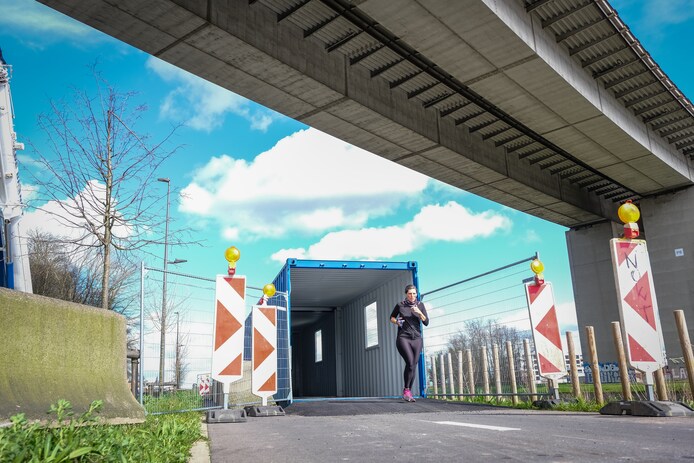 Containerfietspad beschermt fietsers en voetgangers onder het Viaduct ...