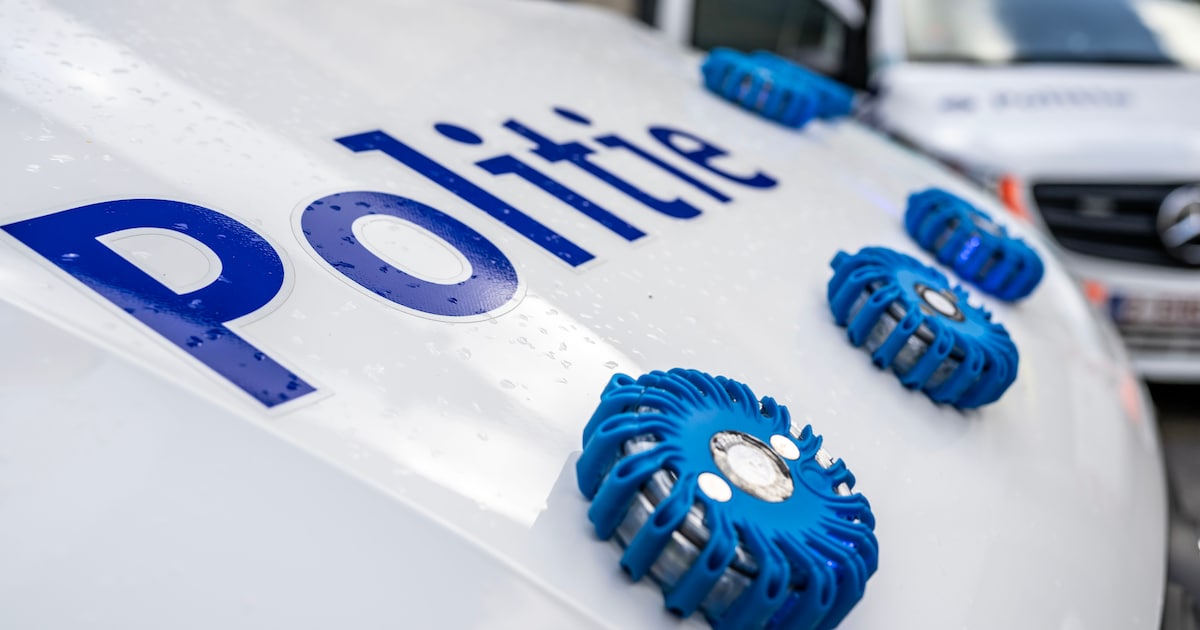 Jonge bestuurder gebruikt grootlichten en wil inhaalmanoeuvre uitvoeren ...