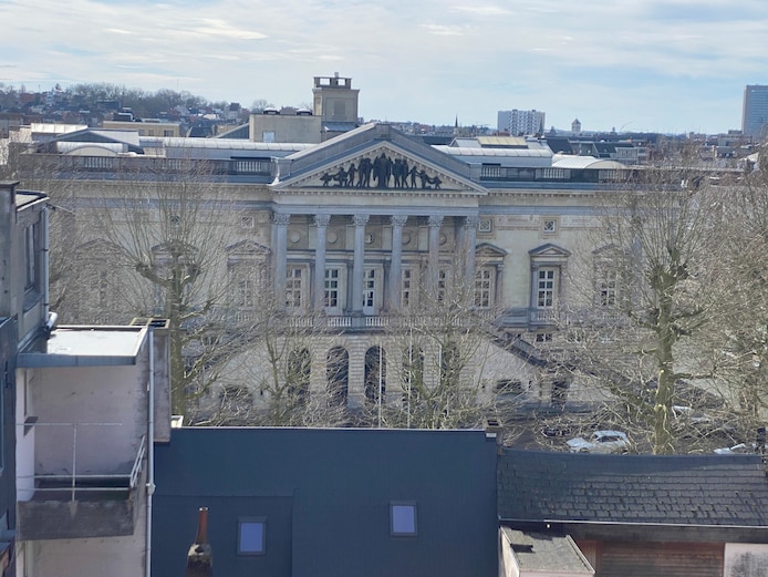 Meiboom geplaatst op voormalig FNAC-gebouw. “Gent heeft een enorm ...