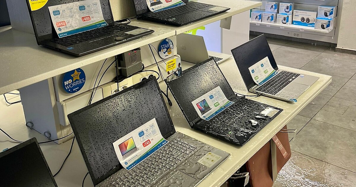 “Het water druppelde op onze laptops en ander duur materiaal”: verstopping op dakterras ...