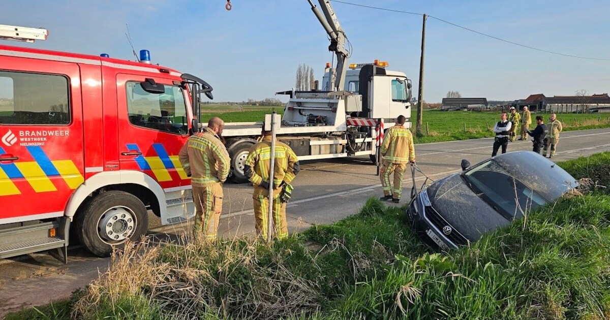 Auto raakt van de weg af in Nieuwkerke, bestuurder (59) had gedronken ...