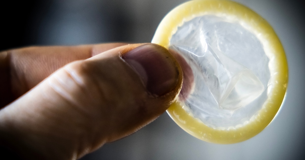 Hoe voorkom ik dat mijn condoom er afglijdt tijdens een vrijpartij? | Lust & Liefde | hln.be