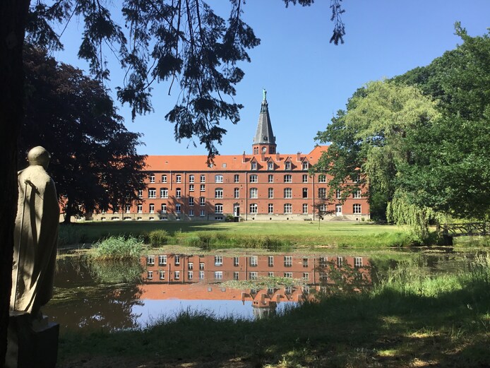 College Essen neemt klooster én kapel over, park blijft in handen van ...