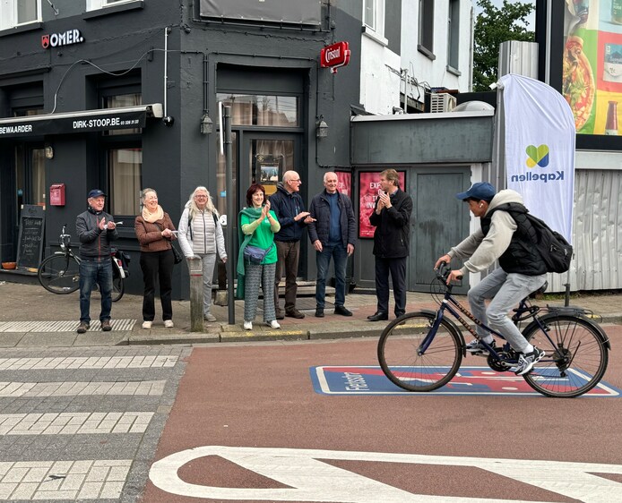 Fietsers getrakteerd op applaus aan station van Kapellen | Kapellen | hln.be