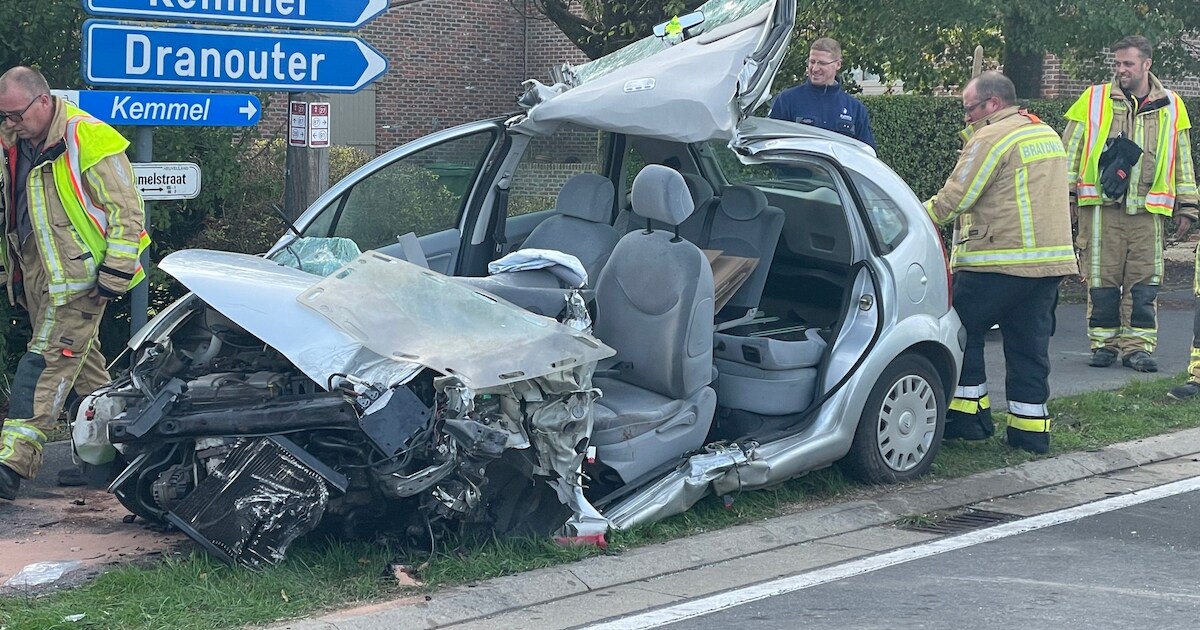 Automobiliste zwaargewond na frontale botsing met bestelwagen bpost in ...