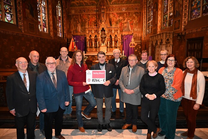 Brugse Gidsen met een Hart overhandigen vette cheque aan de Edele ...