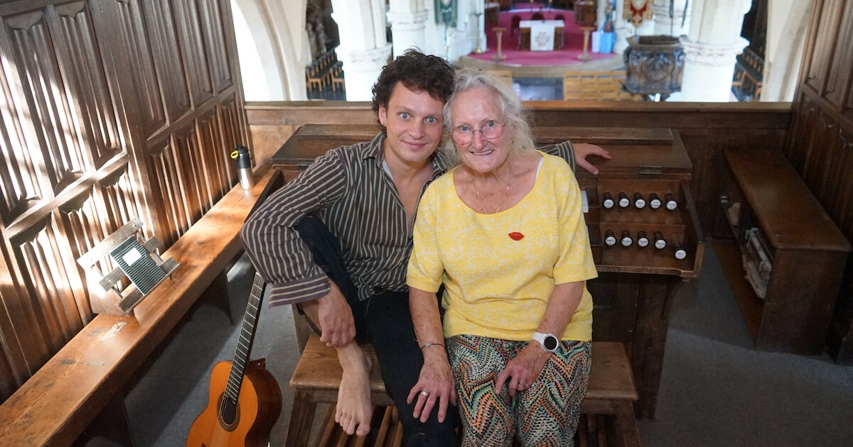 Loverman ruilt festivalpodia in voor kerk: “Vorige keer dat ik hier ...