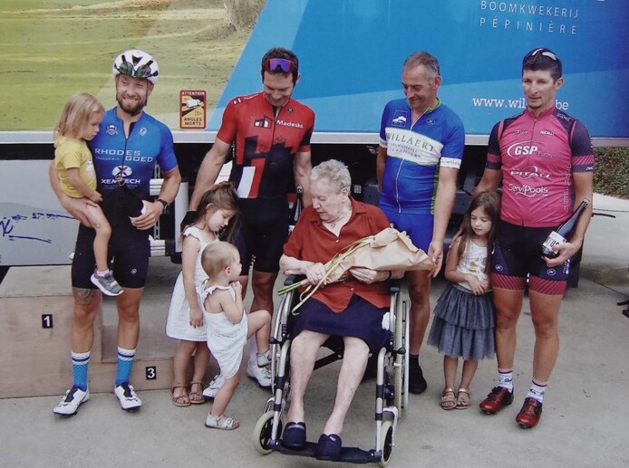 Anna (101) is het oudste bloemenmeisje van het land: “De verliezer ...