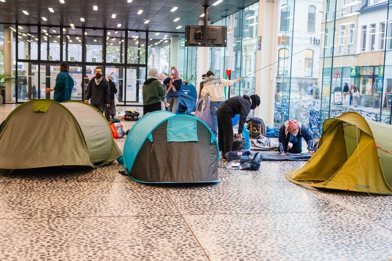 Pro-Palestijnse studenten slaan tenten op aan rectoraat UGent na ...