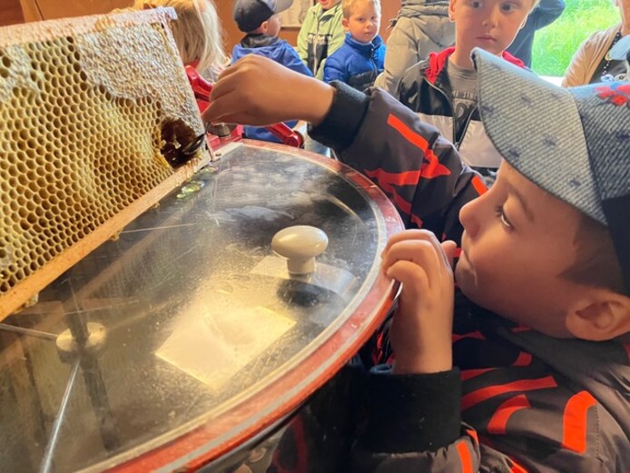 Kleuters natuurschool Klavertje 4 Oombergen brengen bezoek aan Bijenhal ...