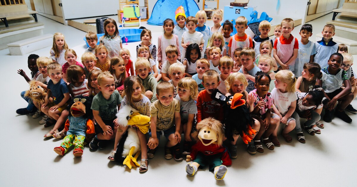 Kleuters zwaaien klaspoppen de vakantie in: “Extra vriendje in de klas ...