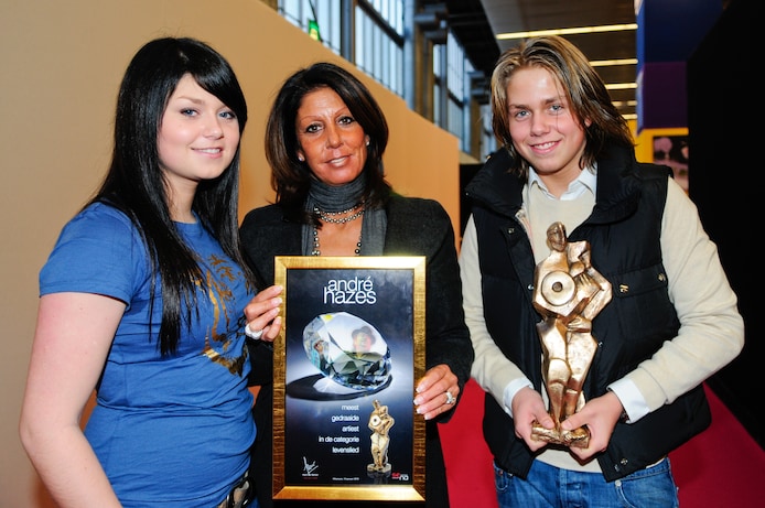 Nu ze ook haar eigen zoon wil dagvaarden: wie is Rachel, de weduwe van ...