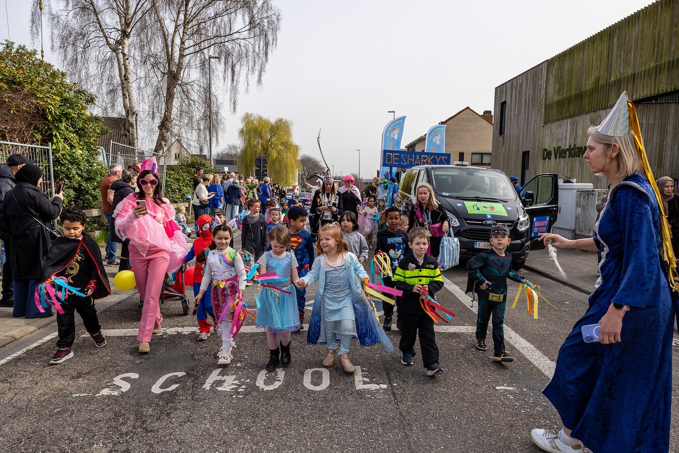 Schoolkinderen mogen carnavalsweekend op gang trekken | Foto | hln.be