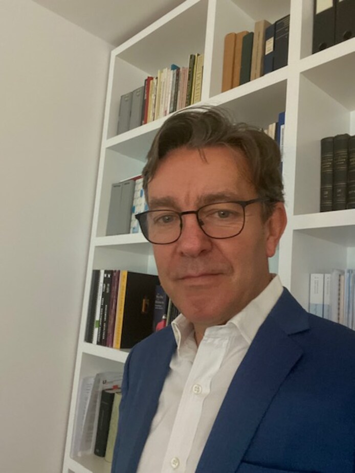 Dertiger grijpt partner bij de keel na ruzie op schoolfeest: “Zoontje ...