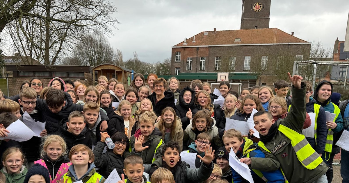 Leerlingen nemen afscheid van juf Isabelle (60) in Vrije Basisschool De ...