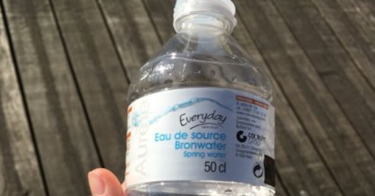 Nieuw dopje op waterflesjes, daar zijn klanten van Colruyt en Delhaize ...