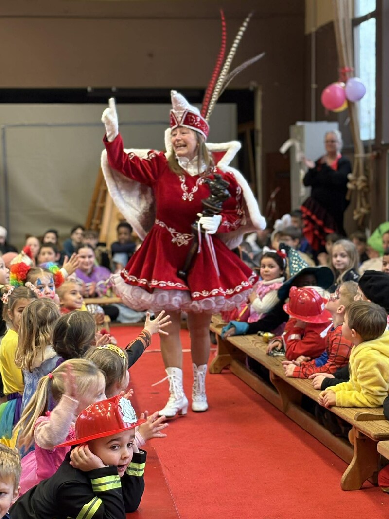 Carnaval in basisschool Oogappel met bezoek van Prinses Carnaval ...