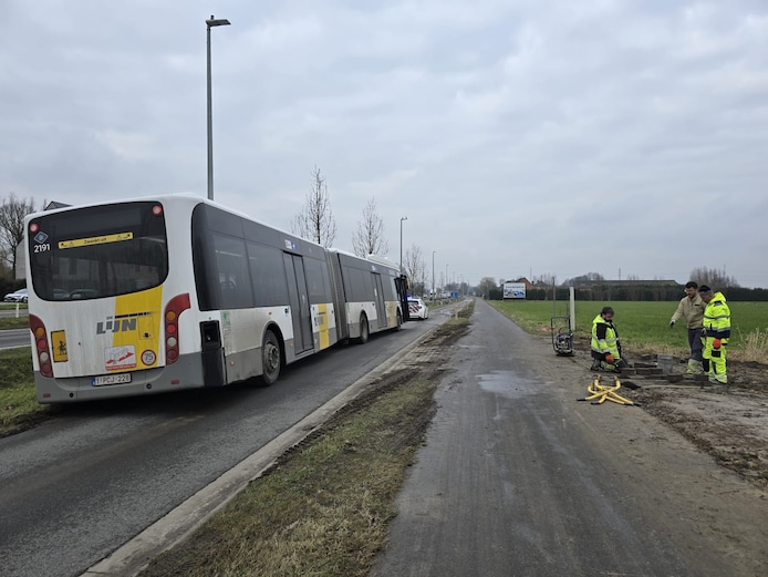 Lijnbus zakt weg in zachte berm bij uitwijkmanoeuvre op ventweg van N41 ...