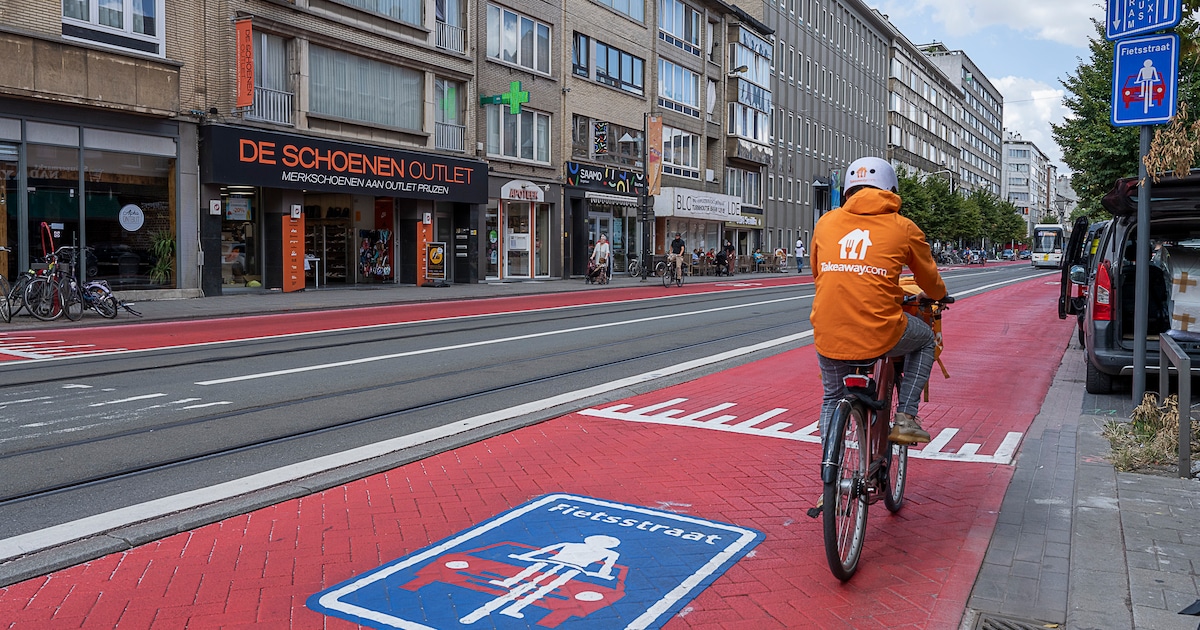 Turnhoutsebaan niet langer ‘fietsstraat’ na heraanleg: keuze valt op ontwerp met gedeelde ...