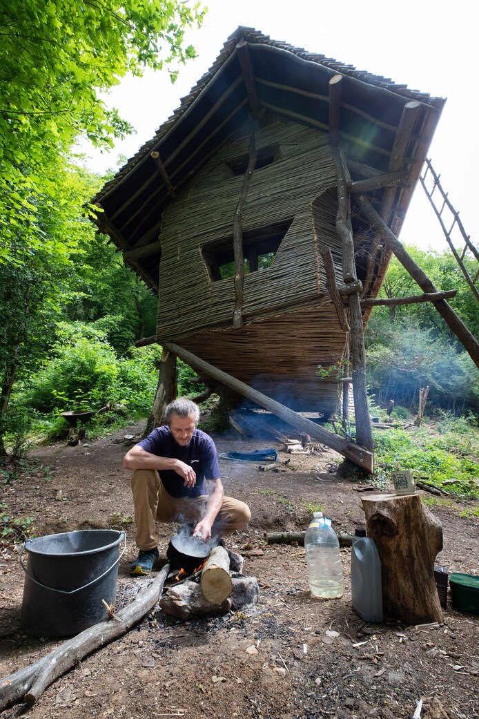 Boze vijftiger hangt nog steeds aan rotswand van Dinant: Jeff is sinds ...