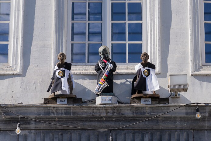 Waarom Manneken Pies een smoking draagt, en de meisjes een kazuifel ...