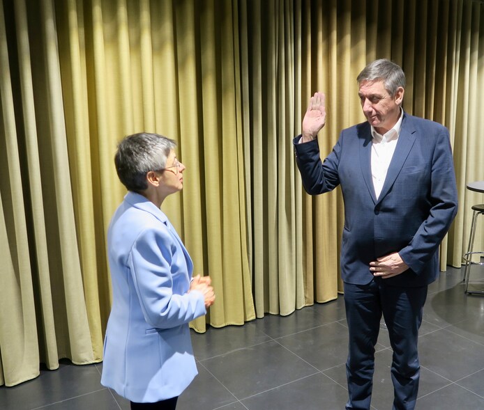 Nu ook officieel: Jan Jambon (N-VA) legt eed af als Brasschaats ...