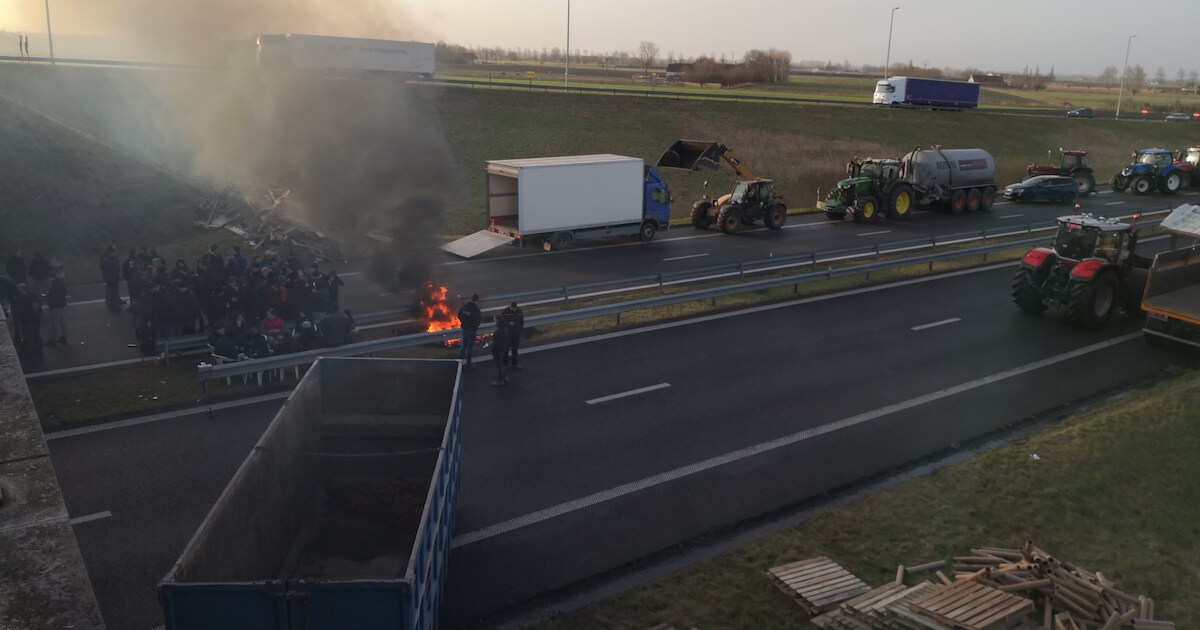 Landbouwers voeren actie op autosnelweg E40 in Oostduinkerke en Veurne ...
