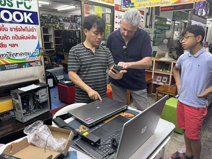 Adoptiegezin keert terug naar Thaise roots van Noah (12): “We hebben het weeshuis kunnen helpen ...