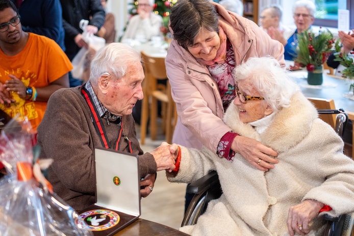 Oudste Belg Denise (109) verrast oudste man Jos (107) met bezoekje (én ...