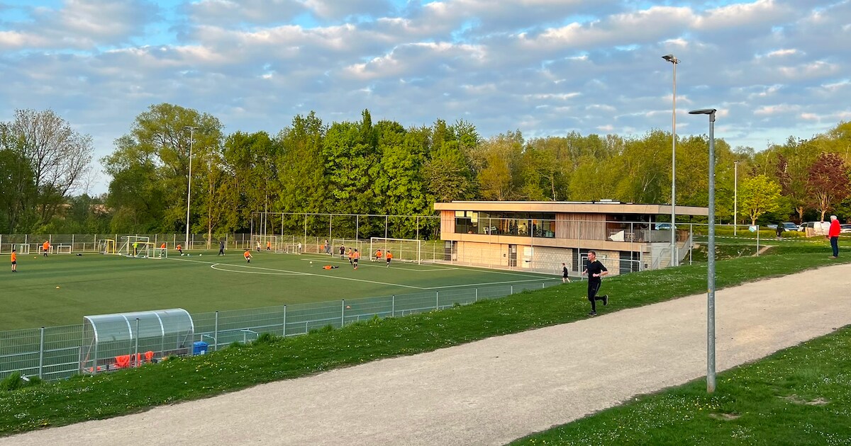 Volwaardige voetbaltribune op domein Steenberg voor voetbalclub Erpe ...