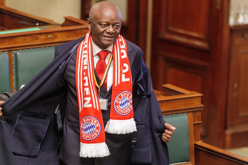 Trotse Pierre Kompany, met sjaal van Bayern in het parlement: “Wat ...