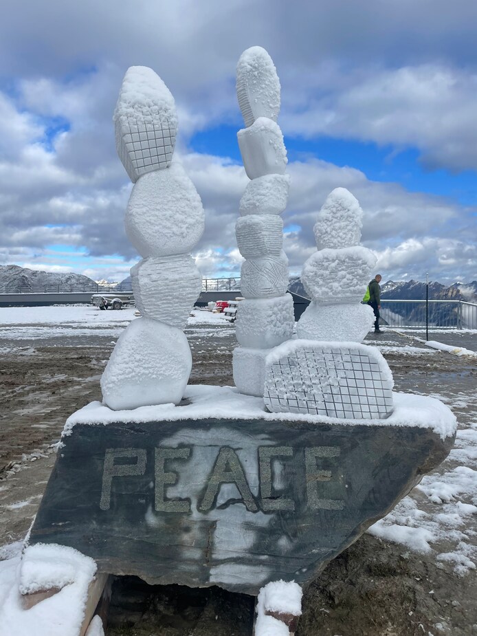 Jorg Van Daele maakt beeldhouwwerk op 2.500 meter hoogte in Oostenrijks ...